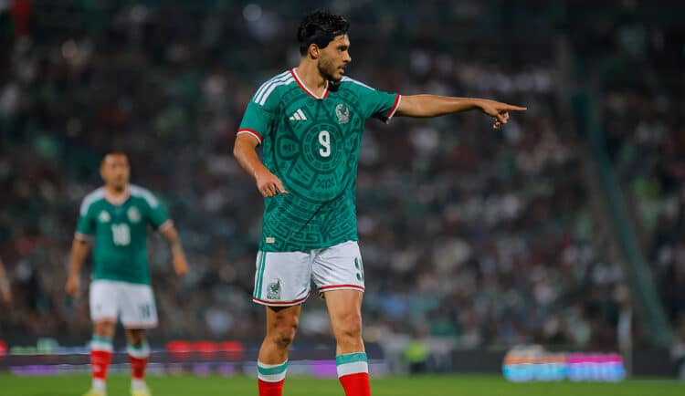 Jugar en México entristece a Raúl Jiménez